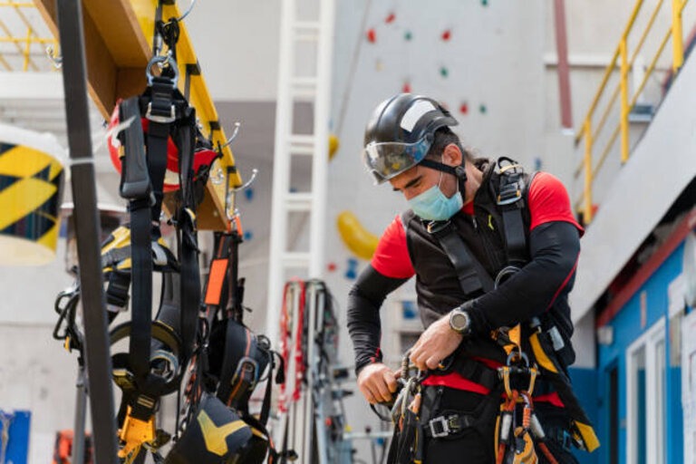 Kit de Rescate en Alturas: Salvaguardando Vidas en el Trabajo en ...