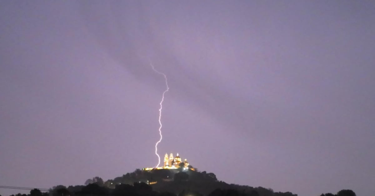 Lightning Crashes at Biggest Pyramid in the World - Cholula, Mexico ...