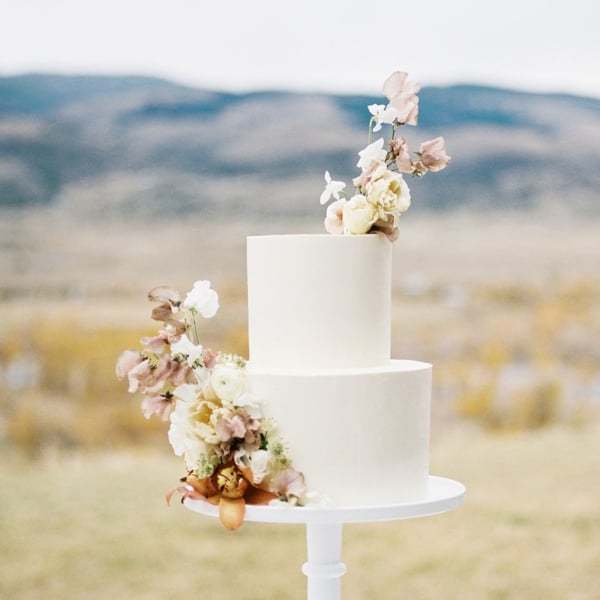 Different Ways to Arrange Wedding Cake Flowers | Sweet and Tarte