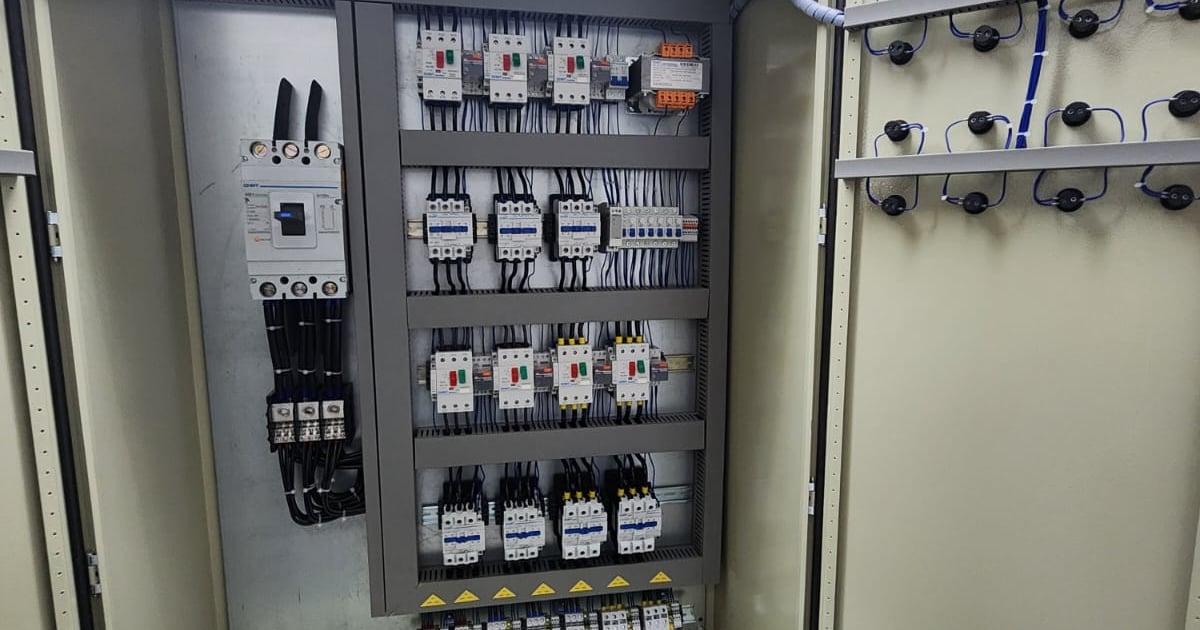 Tablero de control con 7 arrancadores. | Controles Motores y Bombas