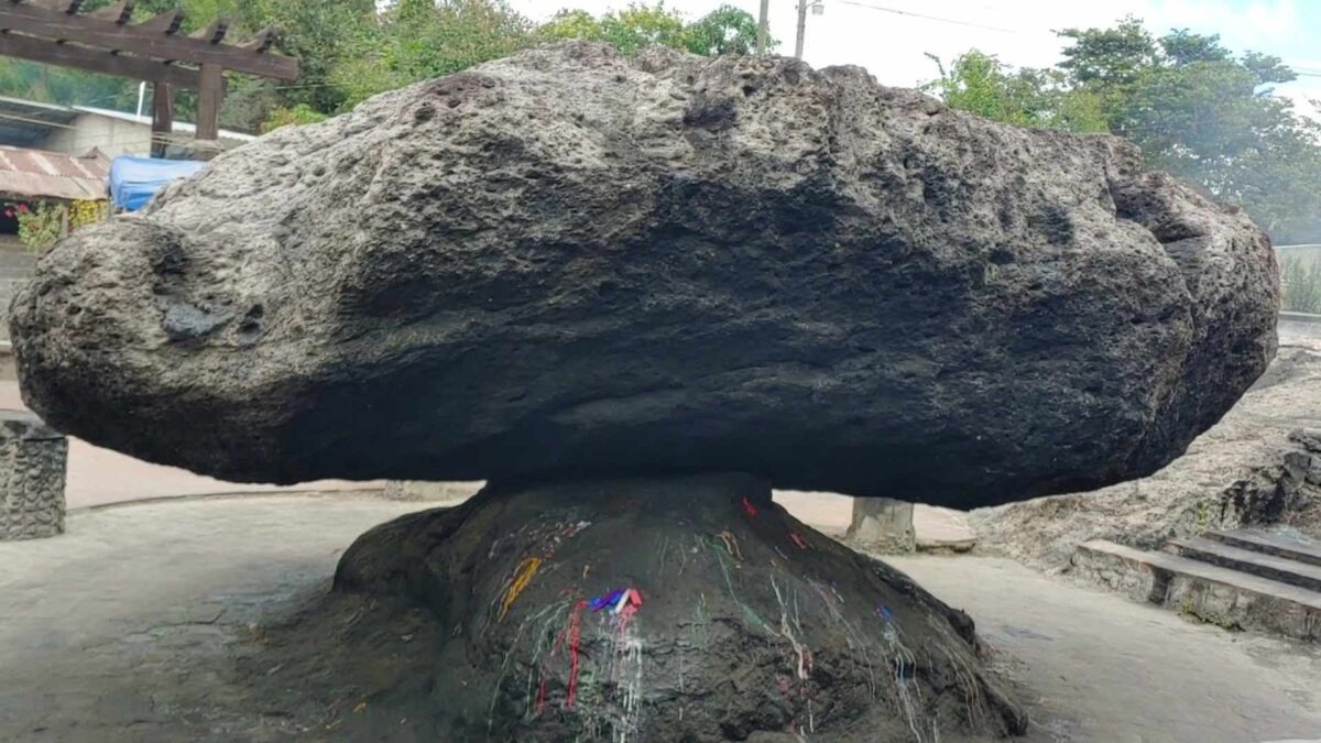La Leyenda de la Piedra de los Compadres: Un Tesoro Cultural de ...