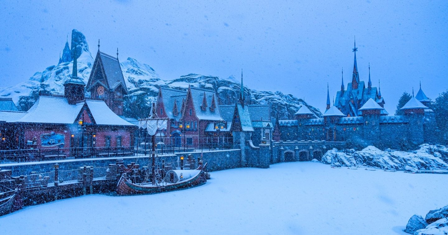 First Snowfall of 2026 Brings Winter Magic to Disneyland Paris and ...