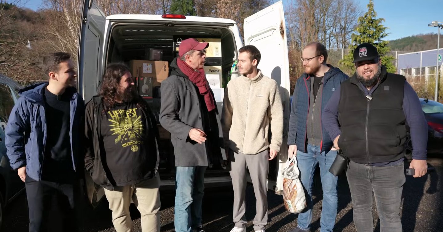 PAX et la team tech installent une salle gaming dans un foyer pour ...