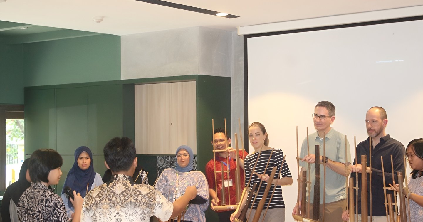 Angklung dan Corporate Team Building: Harmoni dalam Perbedaan | Rumah ...