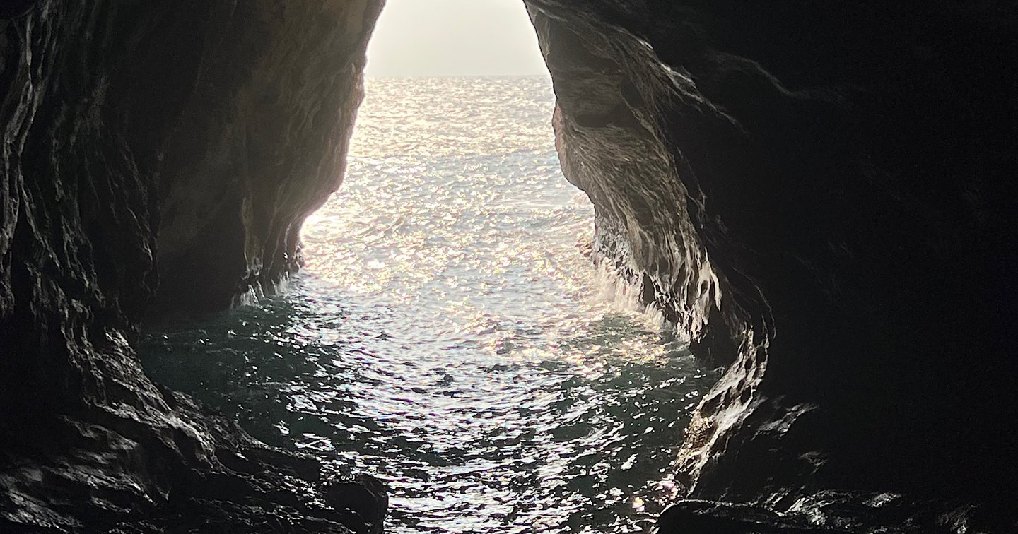 How to Make a Cave Shelter: Stay Safe and Warm Using Natural Terrain ...