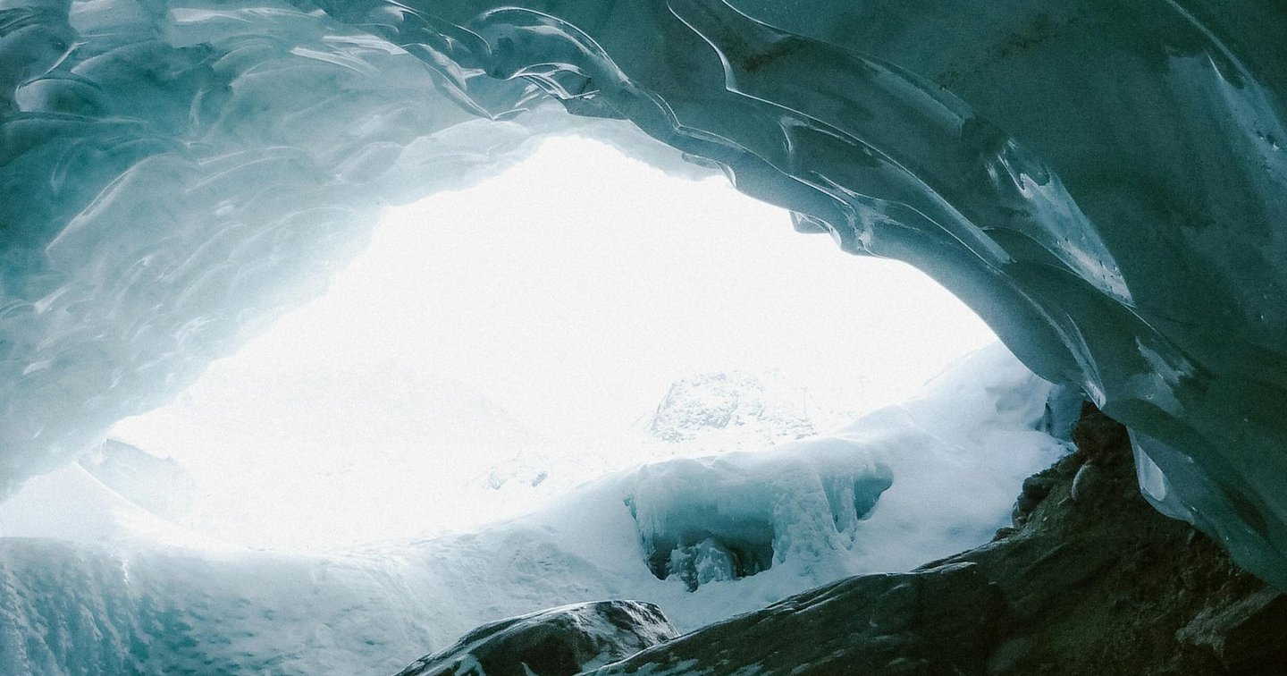 How to Make a Snow Cave Shelter: Stay Warm in Deep Winter Survival ...